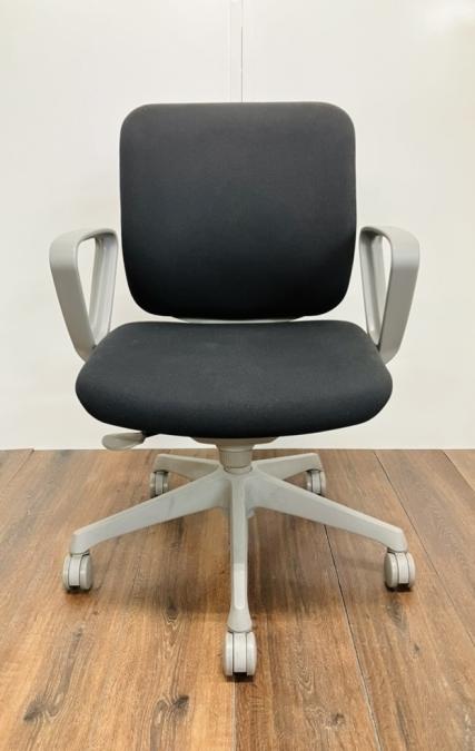 【中古】CG-Rチェア CN33GR FM31 オカムラ/okamura 肘付ローバックチェア 483608 - 中古オフィス家具ならオフィスバスターズ